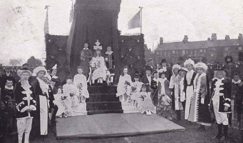 1905 (May Queen Elsie Cockram, Crown Bearer Joe Mackaral) – Knutsford ...